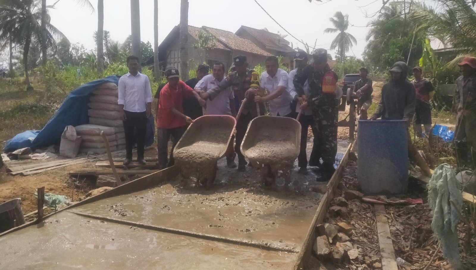 Pemdes Budidaya Bangun Trail Cor Rabat Beton Jalan Usaha Tani Dusun ...