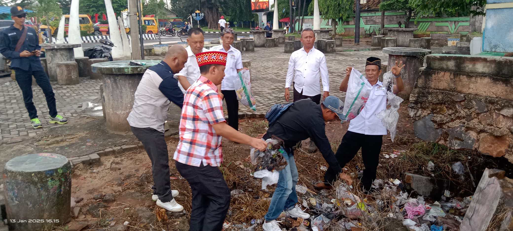 Viral Isu Sampah, Laskar Lampung dan PWDPI Sambangi Ikon Lampung Utara ...