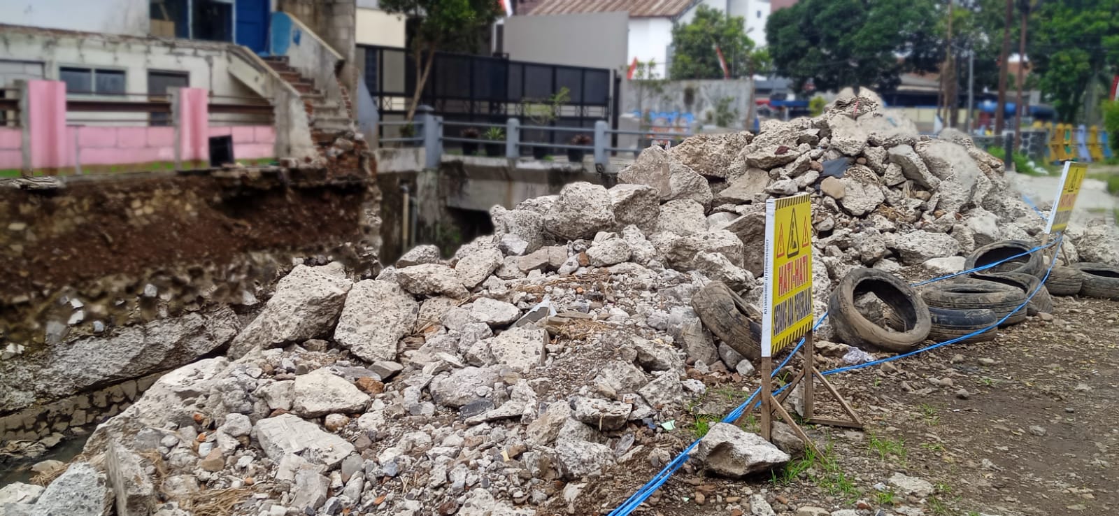 Pasca Pembongkaran, Puing Beton Irigasi di Pusat Kota Ganggu Estetika ...